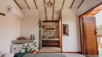 Quarto Duplo Deluxe, varanda, vista para o pátio | Ferro/tábua de engomar, Wi-fi grátis