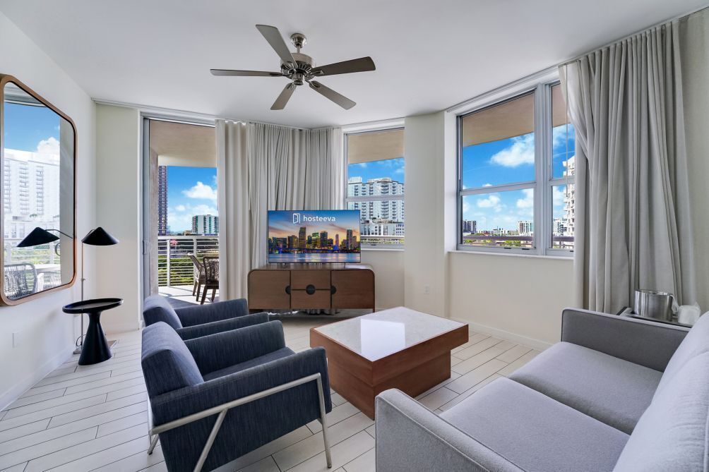 Spacious 1br + Sofa Bed  Balcony & Pool - Hollywood, FL