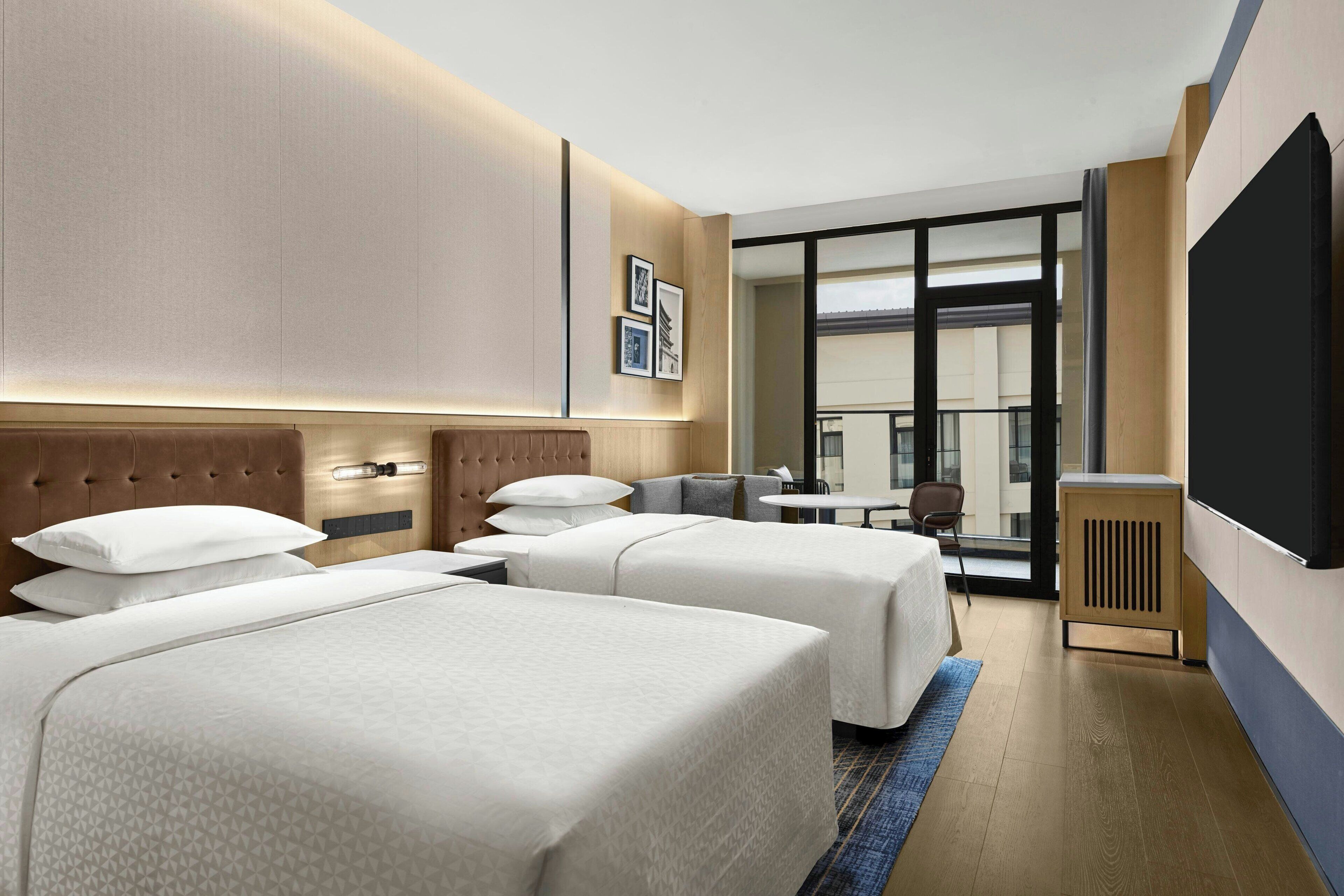 Quarto, 2 camas de casal, vista para o pátio