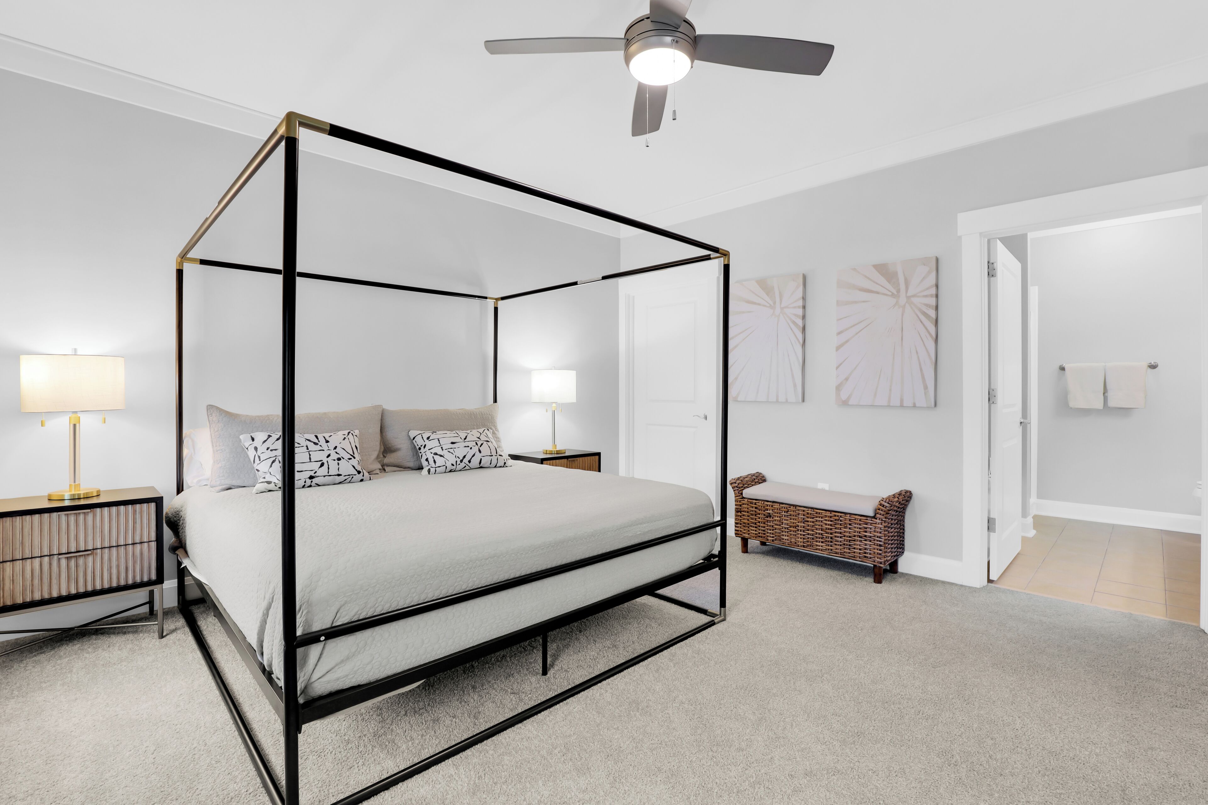Casa (2 Bedrooms) | Secretária adequada para computadores portáteis 