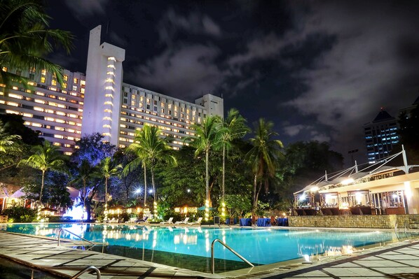 2 piscinas exteriores 