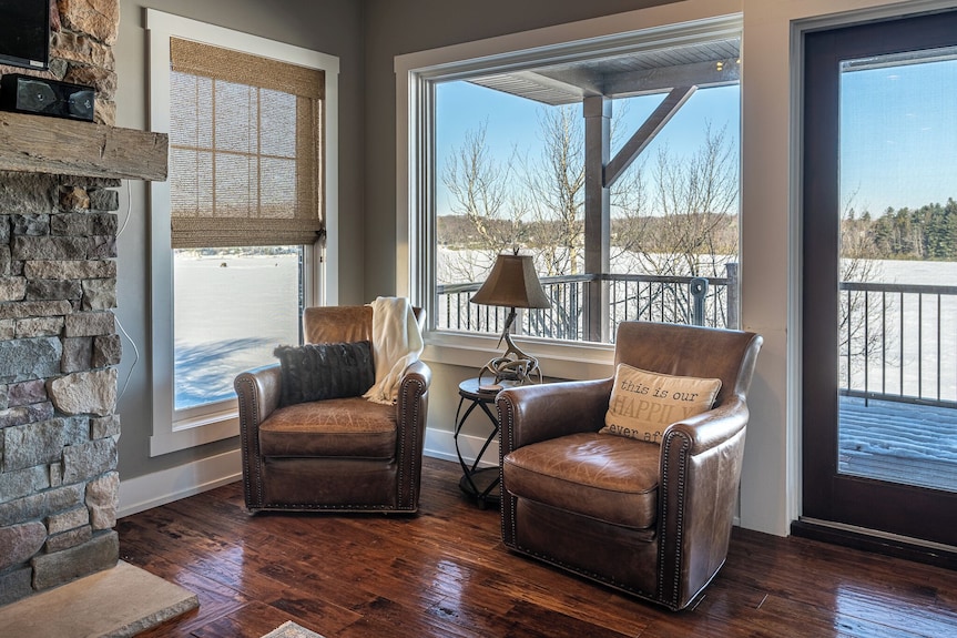 Water's Edge! 11 Bdrm, 5.5 Bath, Lakefront, Dock, Sleeps 35, Hot Tub, Ir Sauna - Lake Harmony, PA