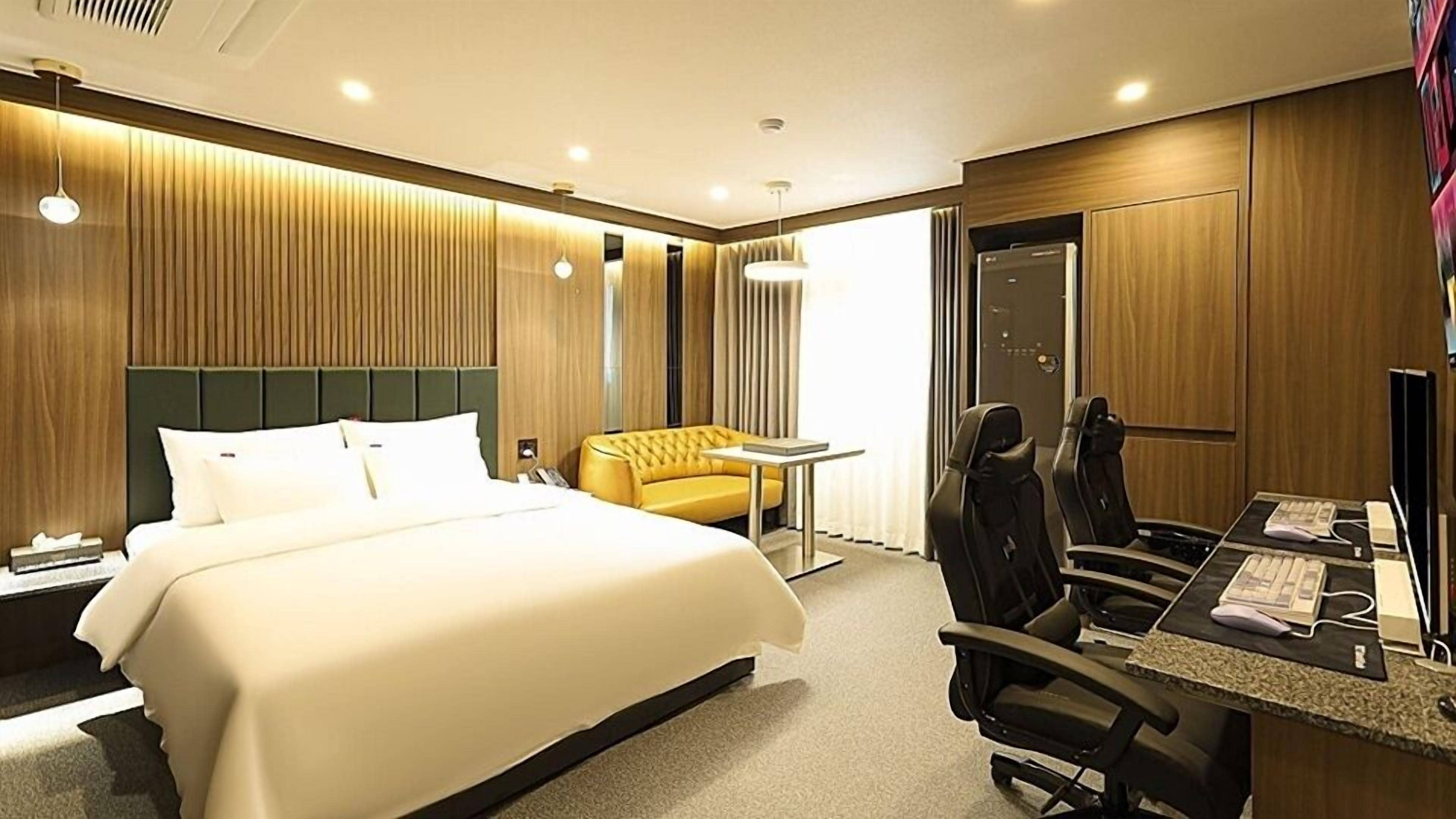 Quarto Duplo Superior | Com decoração personalizada, com mobília individualizada, secretária 