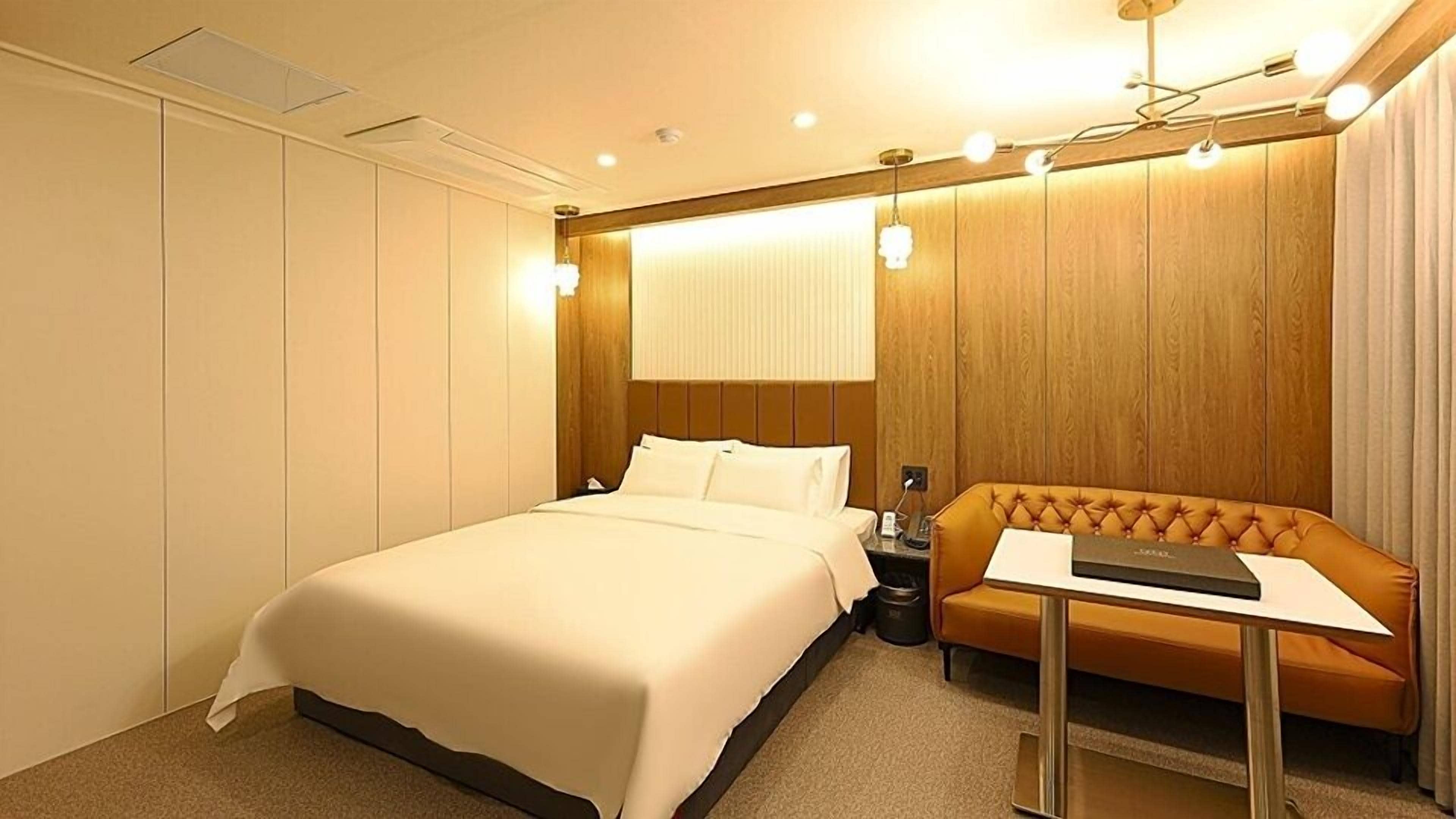 Studio Spa Room | Com decoração personalizada, com mobília individualizada, secretária 