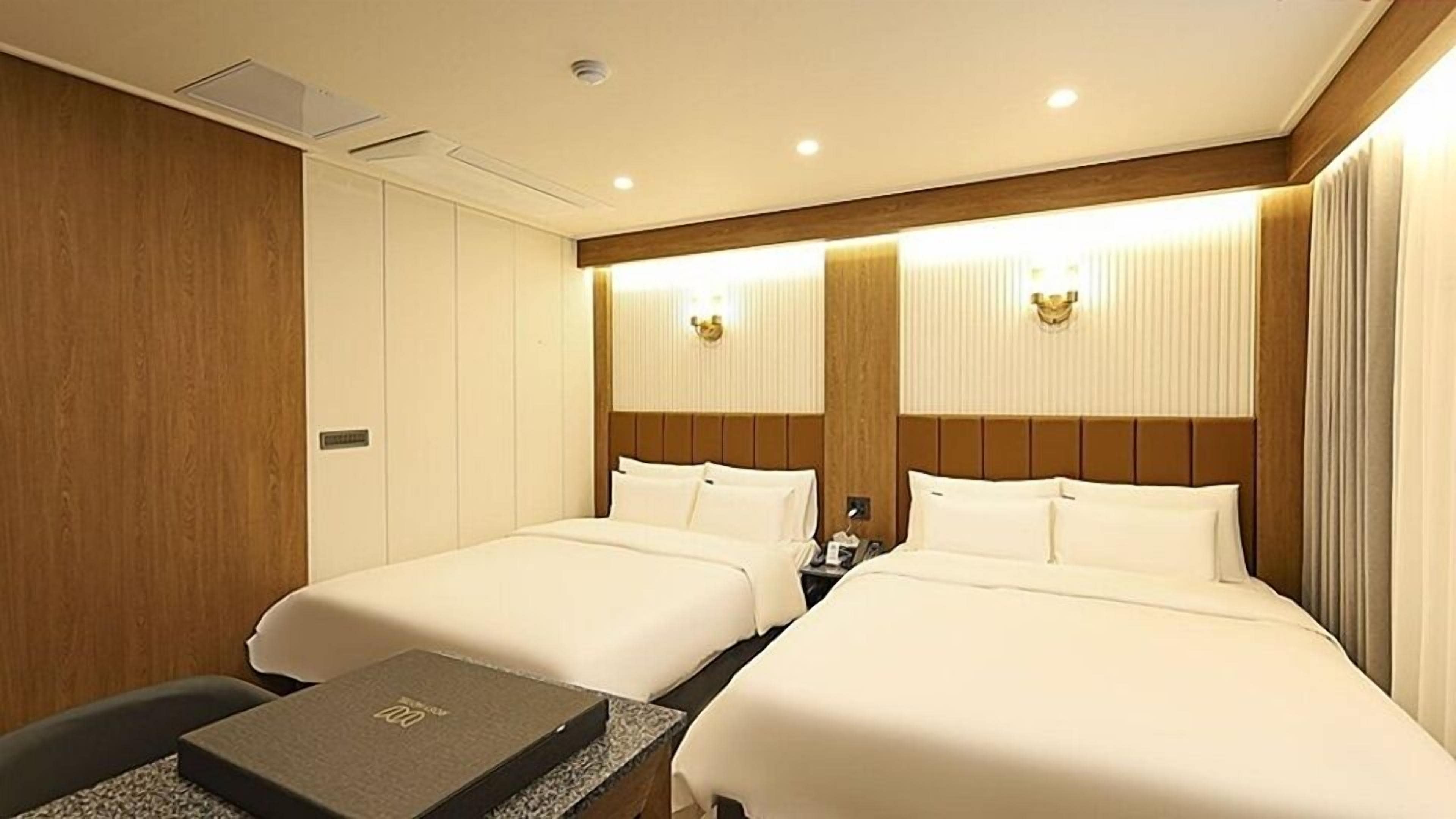 Quarto Twin Deluxe | Com decoração personalizada, com mobília individualizada, secretária 