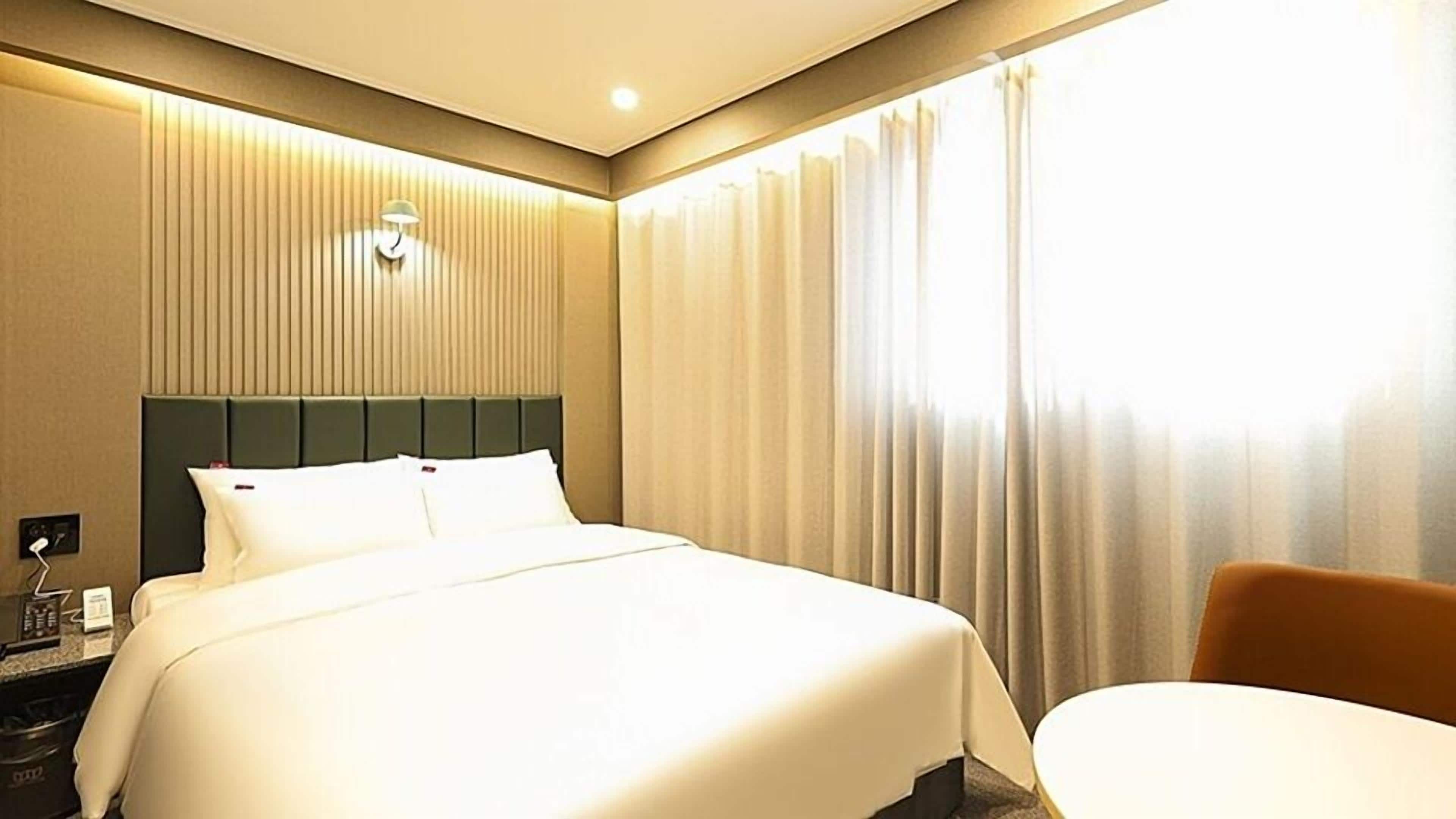 Quarto Duplo Standard | Com decoração personalizada, com mobília individualizada, secretária 