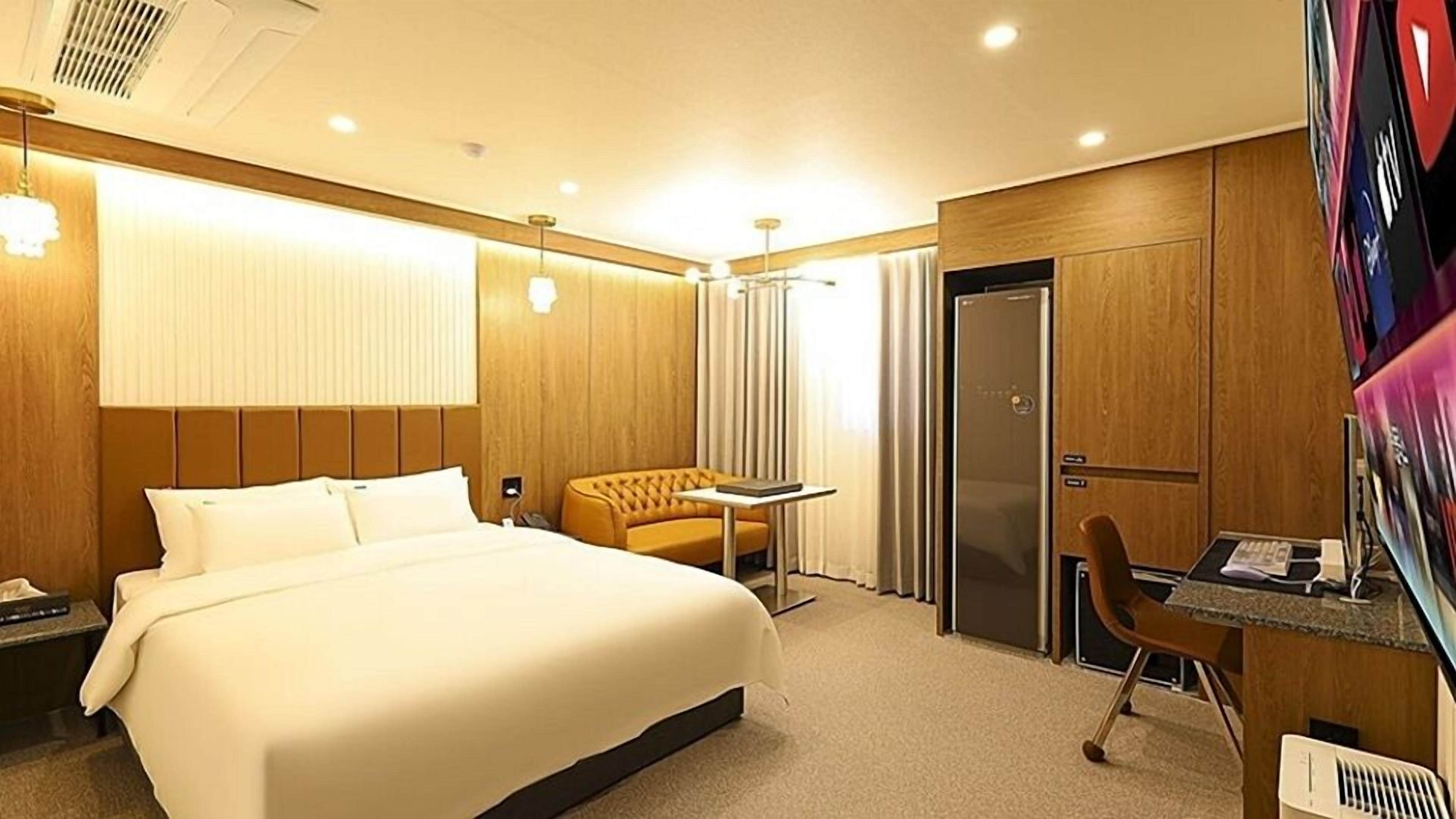 Suite Spa Room | Com decoração personalizada, com mobília individualizada, secretária 