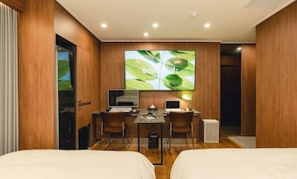 Quarto Twin Deluxe | Secretária, Wi-fi grátis, com decoração personalizada 