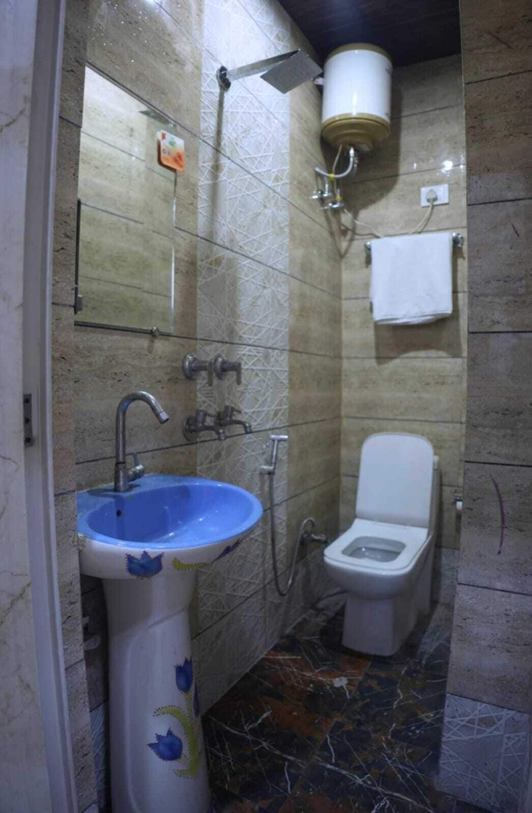 Quarto de Luxo | Casa de banho | Um polibã, artigos de higiene pessoal grátis, sabão, champô 