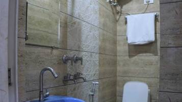 Quarto de Luxo | Casa de banho | Um polibã, artigos de higiene pessoal grátis, sabão, champô