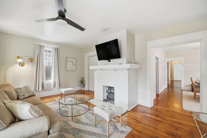 Bright Stay W/ Balcony & Skyline View & Parking - Jacksonville, FL