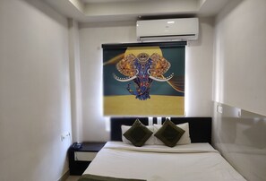 Quarto Duplo Deluxe, Vista para a cidade | Secretária, secretária adequada para computadores portáteis