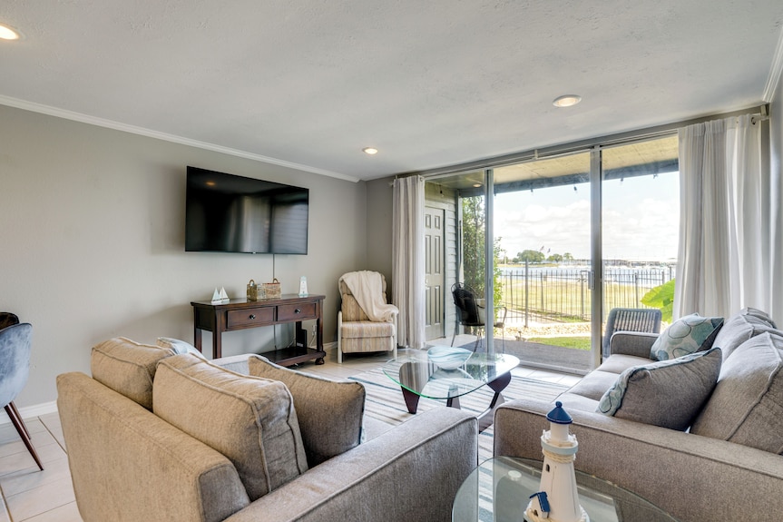 Pool Access + Views: Waterfront Lake Conroe Escape - Conroe, TX