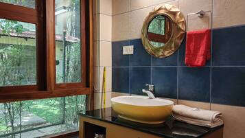 Chuveiro, produtos de toalete grátis, toalhas de banho, sabonete