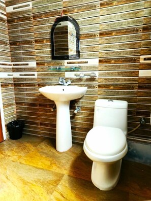 Quarto família | Banheiro | Chuveiro, chuveiro com efeito de chuva, sabonete, shampoo