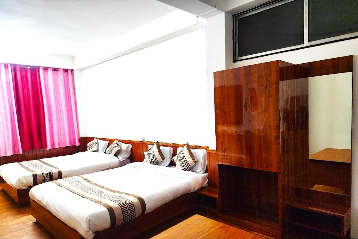 Quarto superior, vista para a montanha | Escrivaninha, espaço de trabalho para notebook, roupa de cama