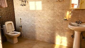 Quarto Premium | Casa de banho | Um polibã, um chuveiro fixo, sabão, champô