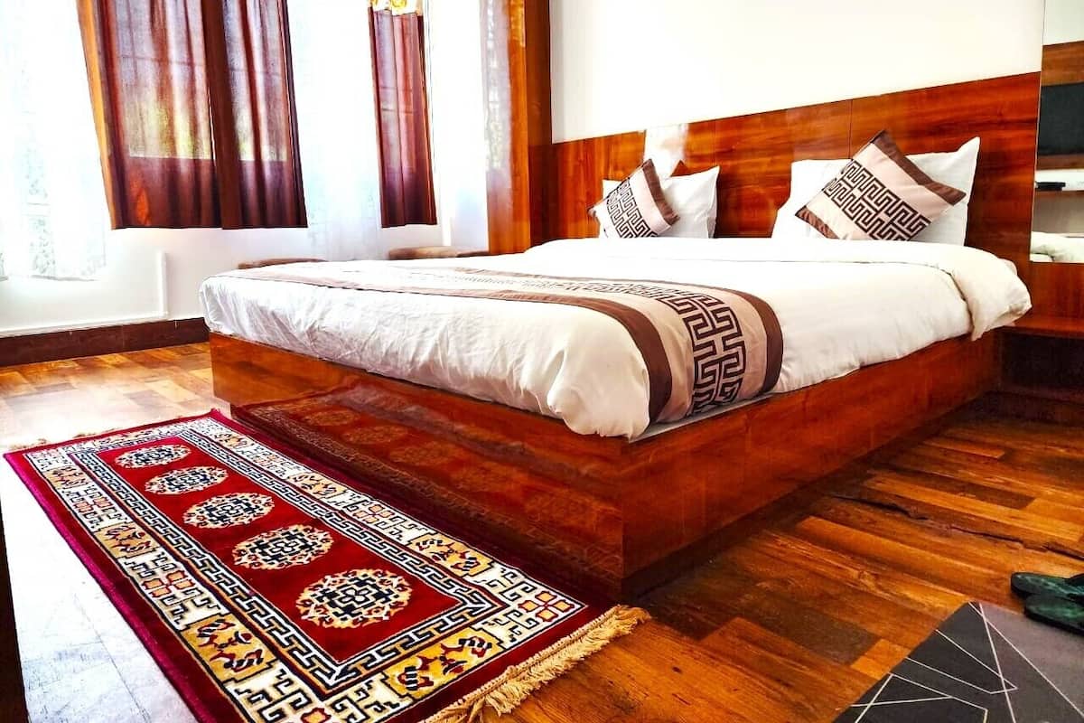 Quarto luxo, vista para a montanha | Escrivaninha, espaço de trabalho para notebook, roupa de cama