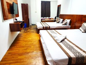 Quarto premium | Escrivaninha, espaço de trabalho para notebook, roupa de cama