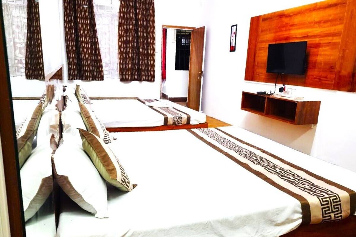 Quarto família | Escrivaninha, espaço de trabalho para notebook, roupa de cama