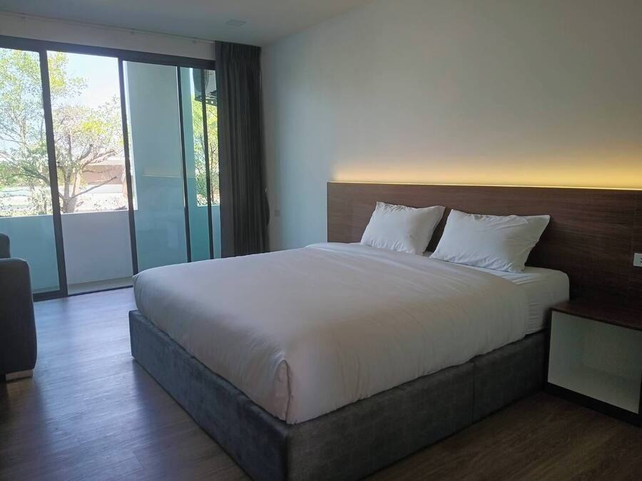 Quarto básico, 1 cama King, para não fumantes | Escrivaninha, espaço de trabalho para notebook, quartos à prova de som