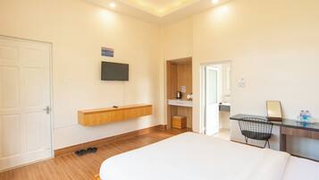 Quarto Superior, 1 cama king-size, vista para o jardim | Secretária, secretária adequada para computadores portáteis