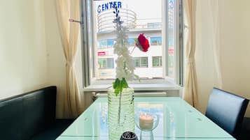 Apartamento | Cozinha privada | Um frigorífico, um forno, uma placa de cozinha, utensílios de cozinha