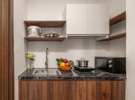 Apartamento, sacada, vista para a cidade | Escrivaninha, espaço de trabalho para notebook, Wi-Fi de cortesia