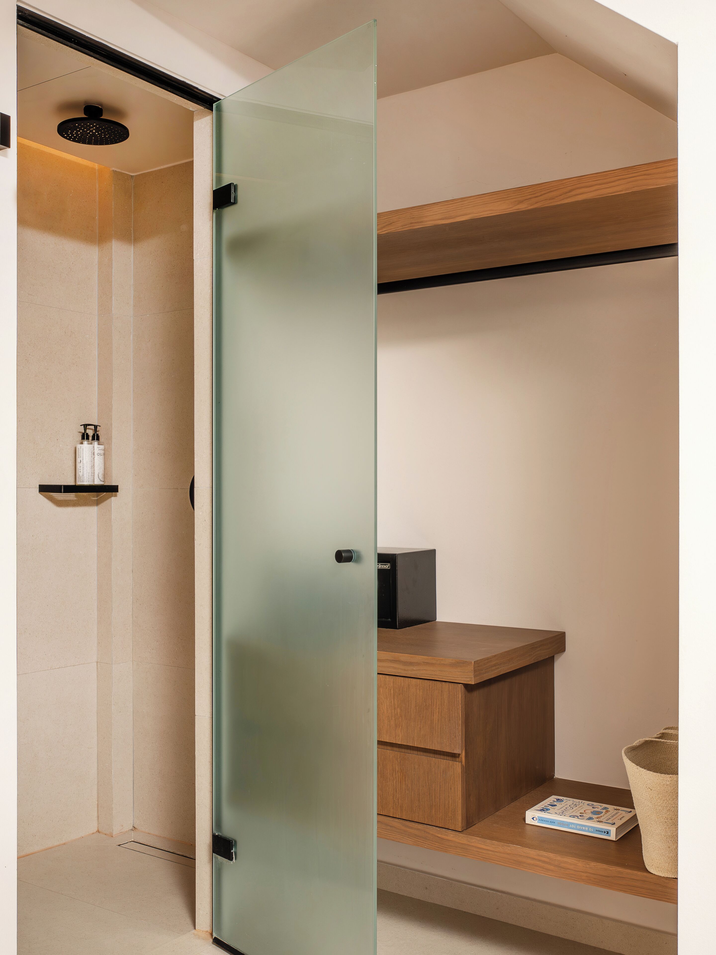 Duplex Family Suite, Pool View | Casa de banho | Um polibã, artigos de higiene pessoal grátis, um secador de cabelo 