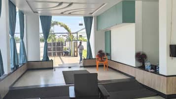 Escrivaninha, espaço de trabalho para notebook, Wi-Fi de cortesia