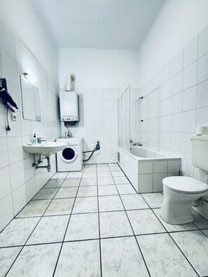 Apartamento básico | Banheiro | Chuveiro/banheira combinados, produtos de toalete grátis