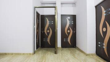 Quarto solteiro família, sacada, vista para a cidade | Área de estar