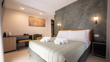 Quarto Deluxe | Minibar, secretária, cortinas/cortinados opacos, ferro/tábua de engomar