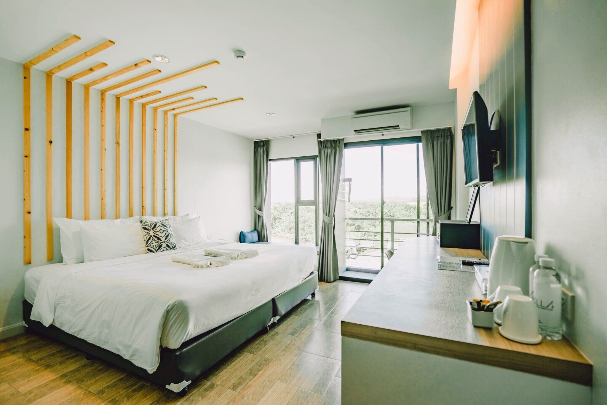 Quarto Duplo Deluxe, varanda | Cofre no quarto, secretária, Wi-fi grátis, roupa de cama fornecida 