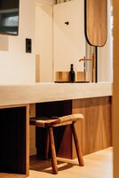 Quarto Duplo Standard | Minibar, cofre no quarto, secretária, quartos insonorizados