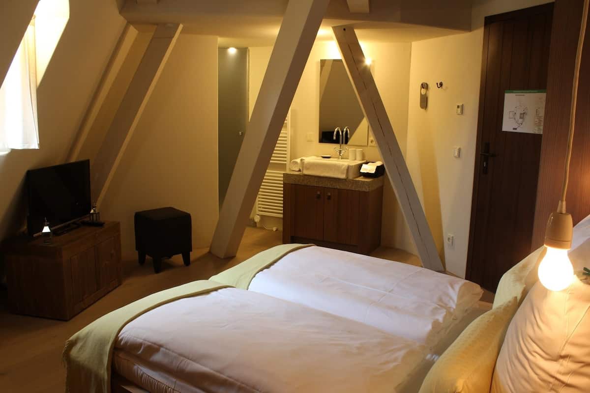 Quarto casal | Escrivaninha, Wi-Fi de cortesia, roupa de cama