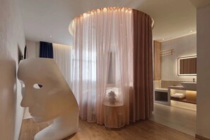 Quarto Duplo Deluxe | Edredões de penas, secretária 