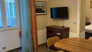 Apartamento (1 Bedroom) | Área de estar | Smart TV 32 polegadas com canais a cabo