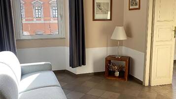 Apartamento (1 Bedroom) | Sala de estar | Smart TV de 32 polegadas com canais por cabo