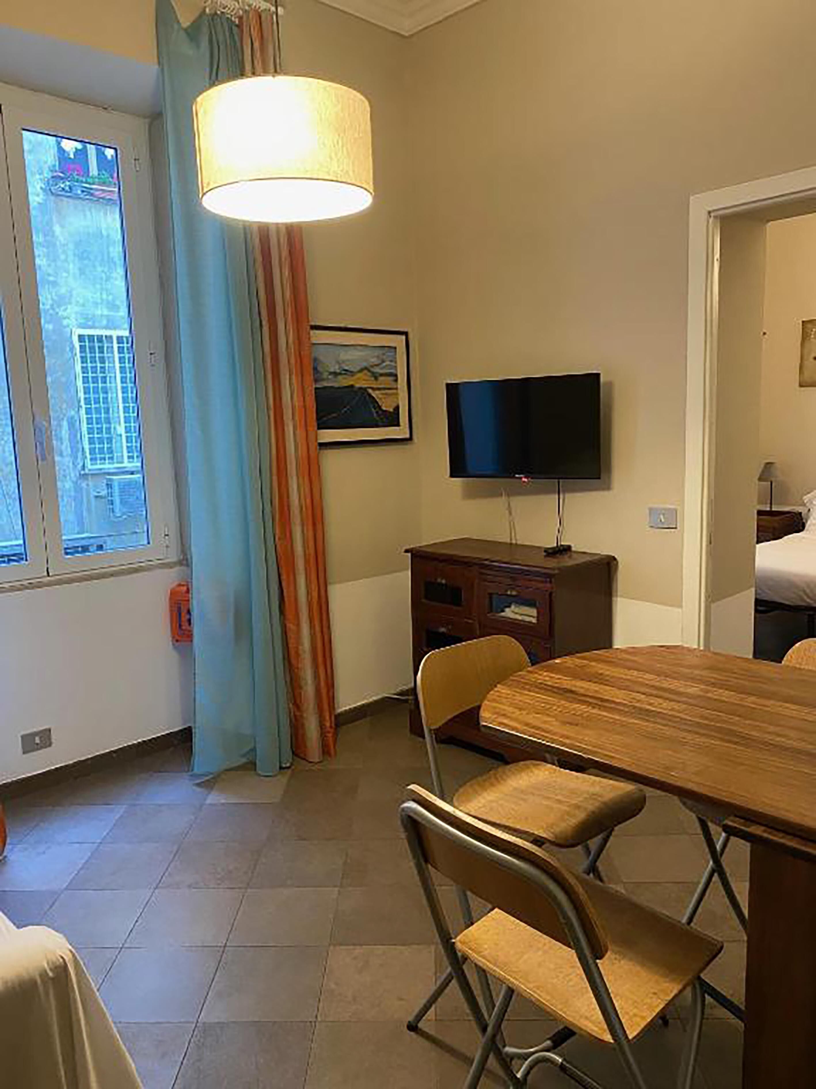 Apartamento (1 Bedroom) | Sala de estar | Smart TV de 32 polegadas com canais por cabo 