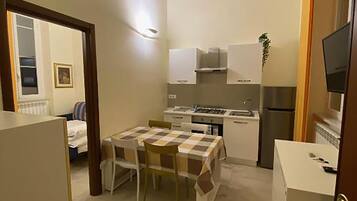 Apartamento (2 Bedrooms) | Cozinha privada | Uma máquina de café expresso, um micro-ondas, uma chaleira elétrica
