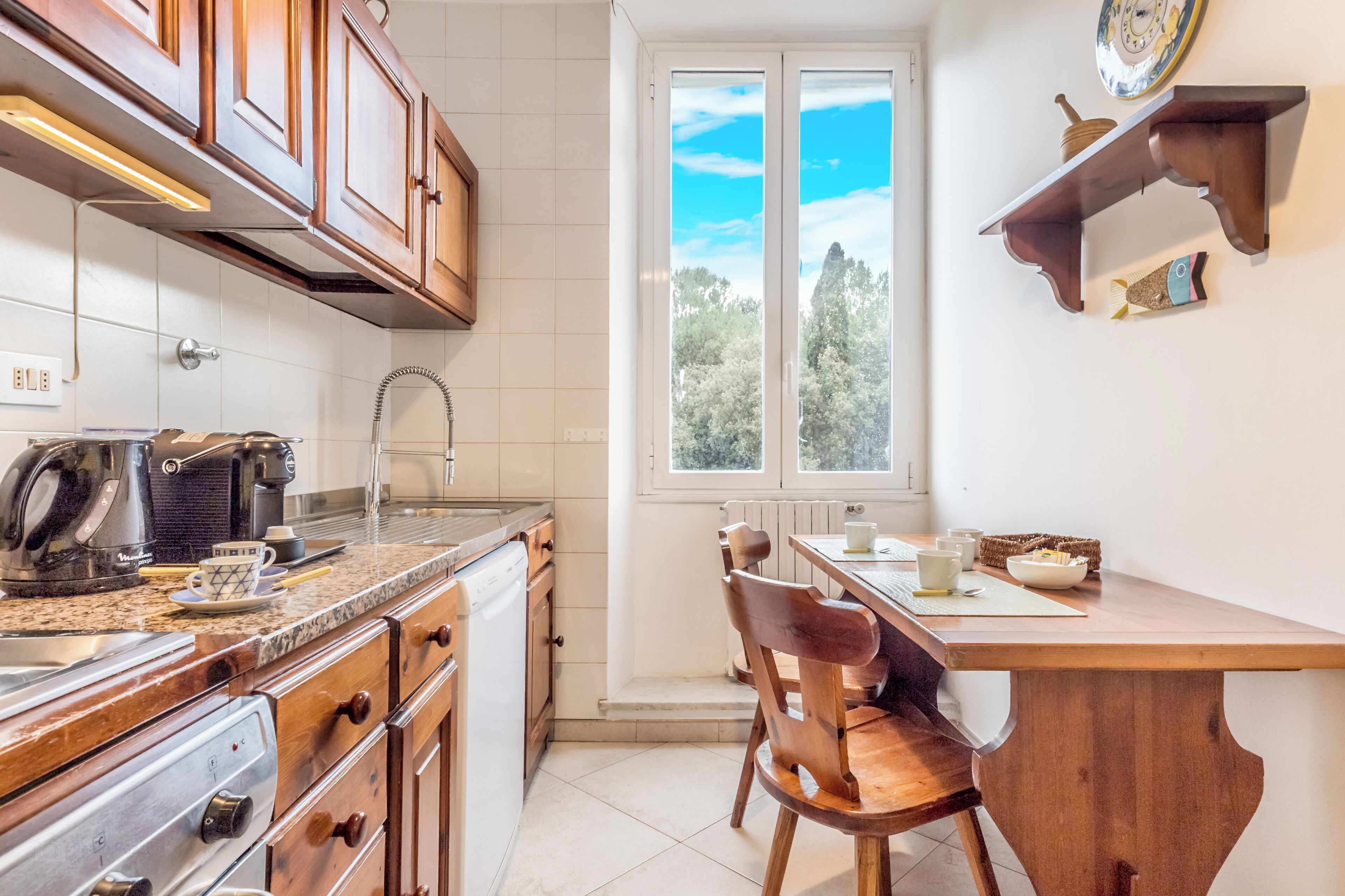 Um micro-ondas, uma máquina de café expresso, uma chaleira elétrica 