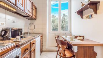 Um micro-ondas, uma máquina de café expresso, uma chaleira elétrica