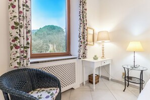 1 quarto, ferros/tábuas de passar roupa, berços (sobretaxa)