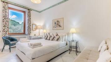 1 quarto, ferros/tábuas de passar roupa, berços (sobretaxa)