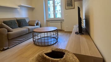 Apartamento (1 Bedroom) | Área de estar | TV de tela plana 32 polegadas com canais a cabo