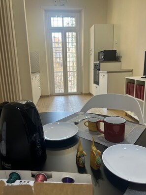 Apartamento (1 Bedroom) | Sala de estar | Televisor de ecrã plano de 32 polegadas com canais por cabo 