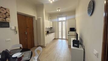 Apartamento (1 Bedroom) | Sala de estar | Televisor de ecrã plano de 32 polegadas com canais por cabo