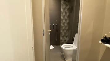 Quarto (1 Bedroom) | Casa de banho | Um polibã, toalhas fornecidas