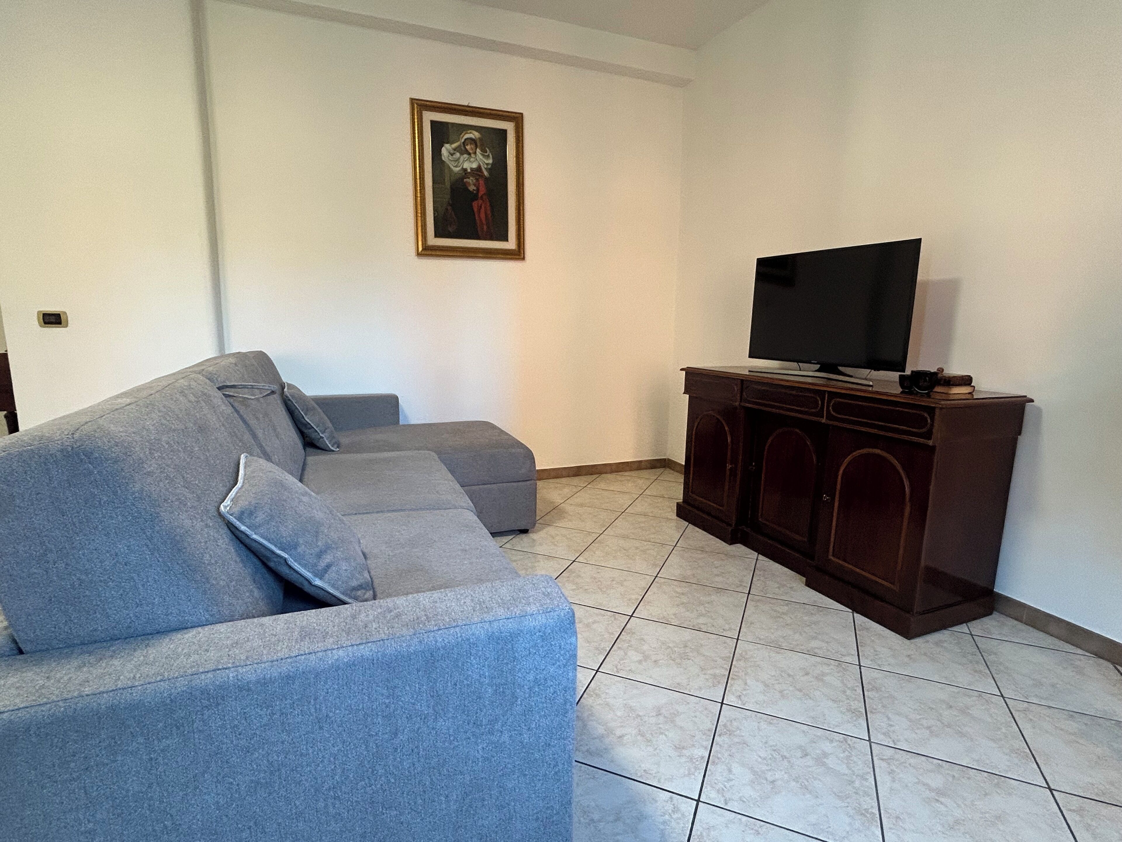 Apartamento (2 Bedrooms) | Área de estar | TV 30 polegadas com canais a cabo